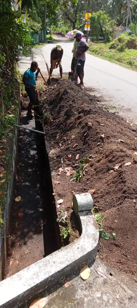 බණ්ඩාරගම කලායතනය මාර්ගය දෙපස ඇති කාණු පද්ධතිය ක්‍රමවත්ව ජලය බැසයන පරිදි ...